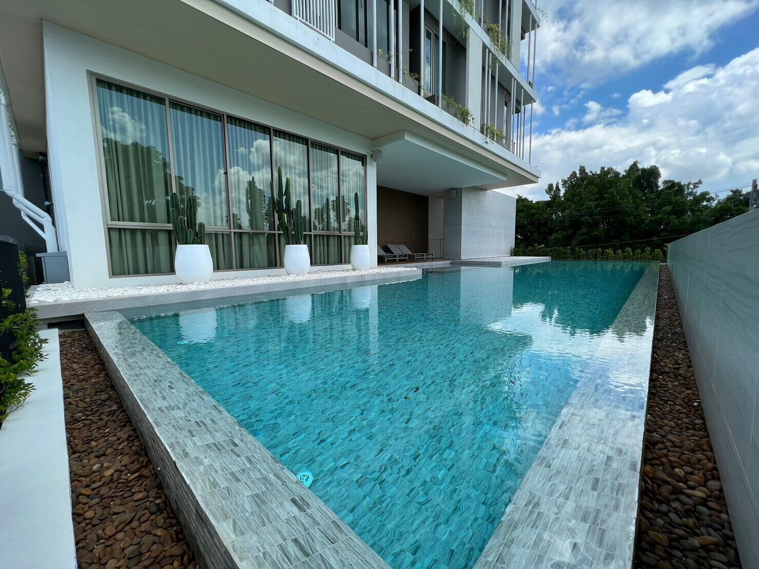 Piscina externa, espreguiçadeiras