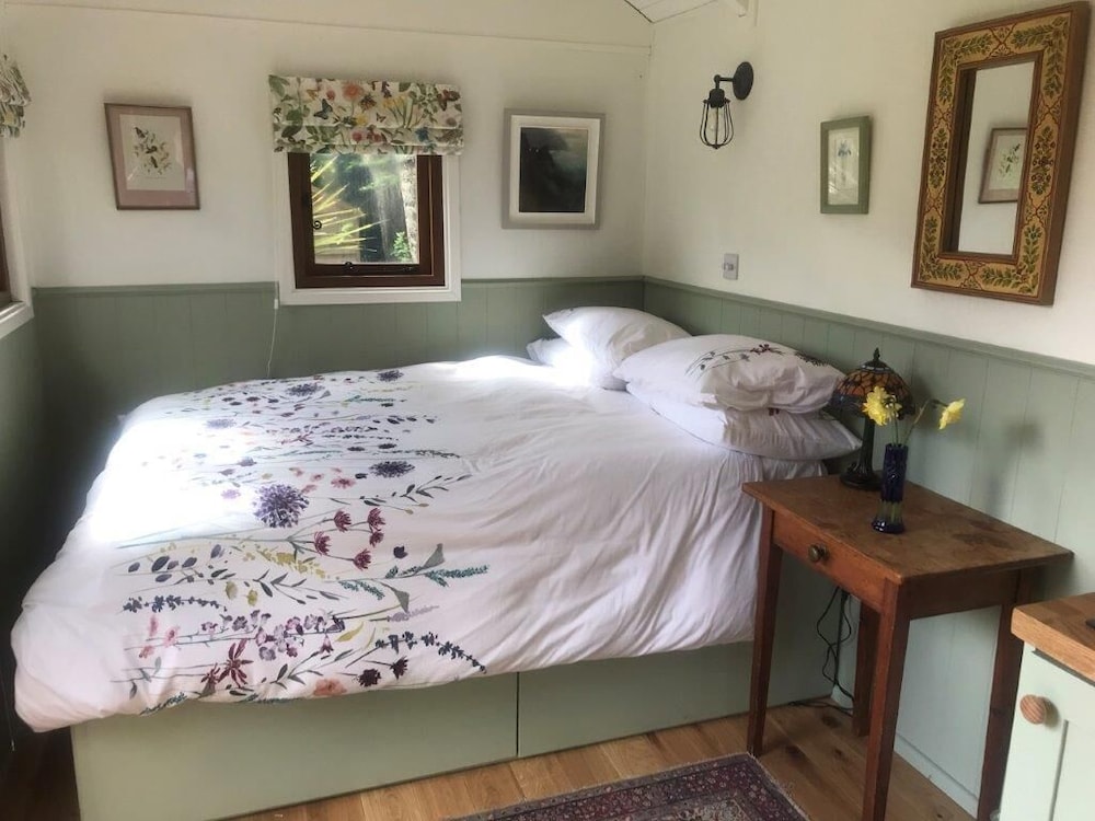 Romantic Shepherds Hut Not Far From The Beach - Pool