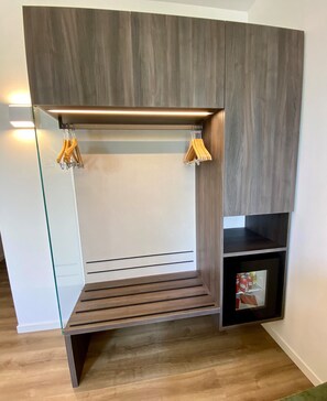 Quarto Deluxe | Minibar, cofre no quarto, cortinas/cortinados opacos 