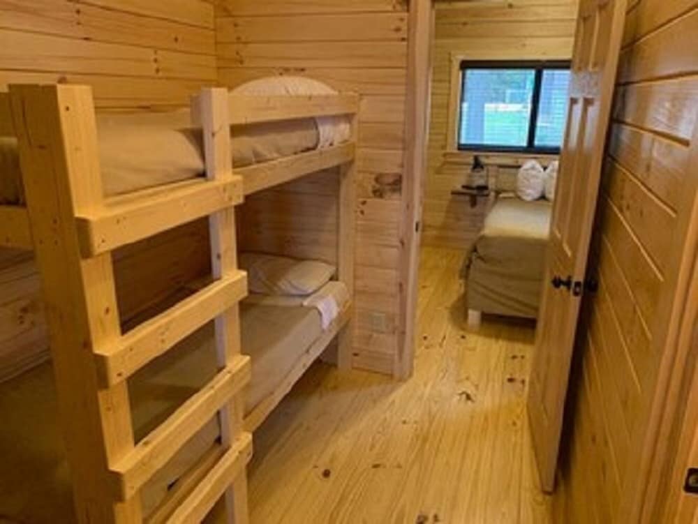 Mighty Mac Bridgeview Cabin 4 - Mackinaw City, MI