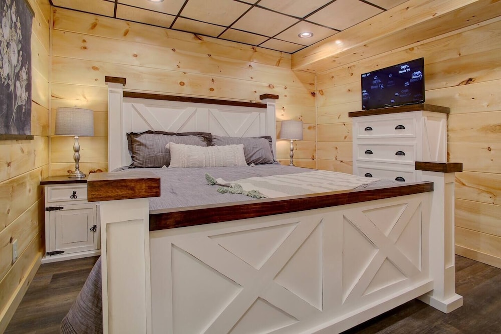 Papa Wolfs Dream Wooden Cabin - Pigeon Forge, TN