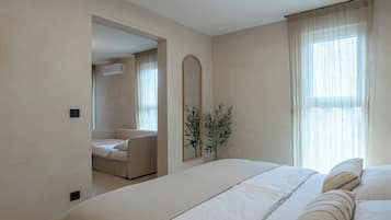 Quarto Júnior | Minibar, cofre no quarto, cortinas/cortinados opacos