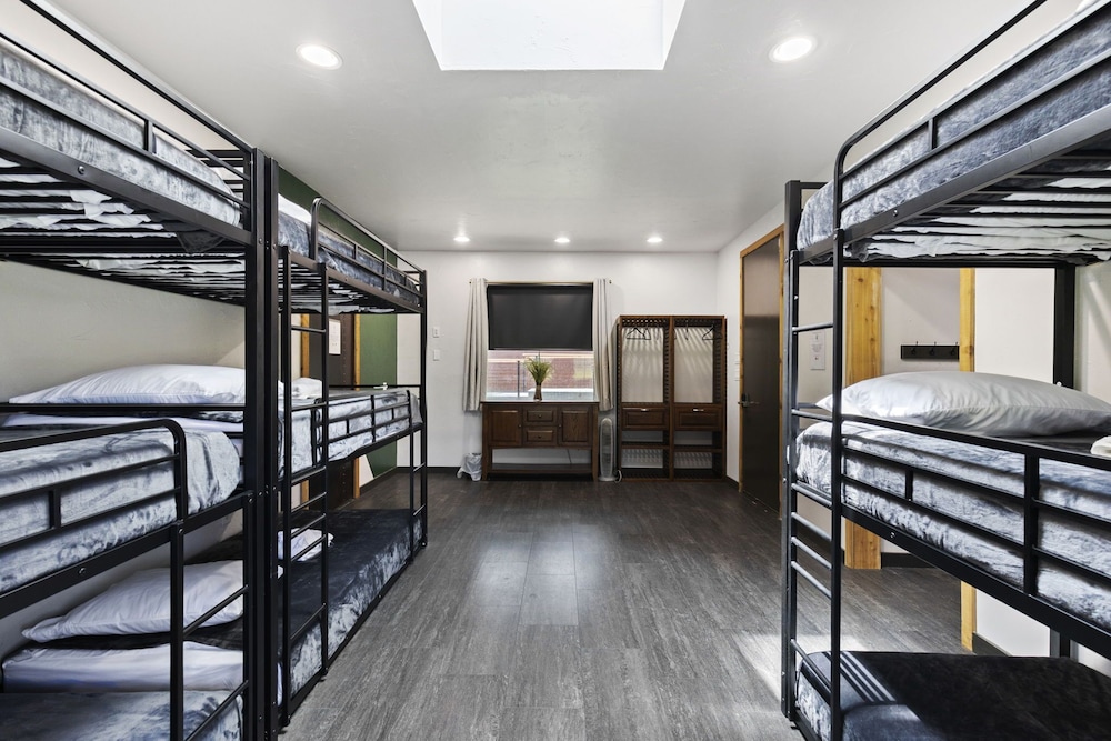 Lux Modern "Treehouse" On Private Lake - Gameroom, Kayaks, Bunkhouse, More! - Conroe, TX