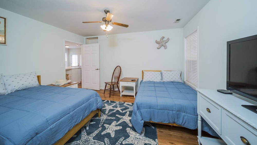 Dog Friendly, Short Walk To Beach, Super Clean - Oak Island, NC