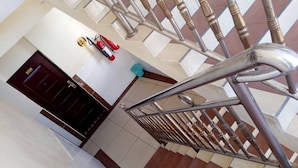 Uma escadaria com corrimãos de metal e piso ladrilhado.