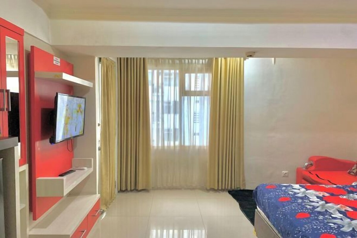 Escrivaninha, roupa de cama