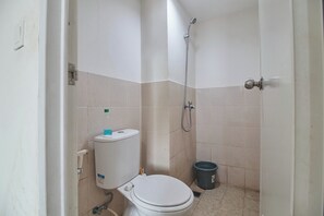 Apartamento standard | Banheiro | Chuveiro, chuveiro com efeito de chuva, toalhas de banho 