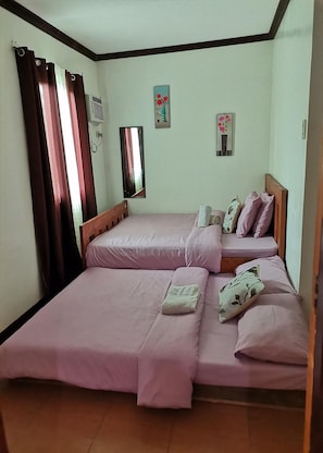 Quarto família | Escrivaninha, Wi-Fi de cortesia