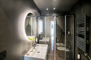 Quarto Standard | Casa de banho | Um polibã, artigos de higiene pessoal grátis, um bidé 