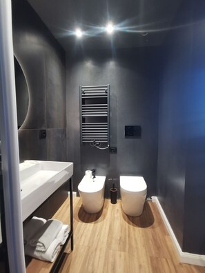 Quarto Superior | Secretária, Wi-fi grátis, roupa de cama fornecida 