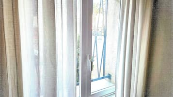 Quarto Económico | Secretária, Wi-fi grátis, roupa de cama fornecida