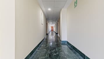 Cofres nos quartos, escrivaninha, espaço de trabalho para notebook