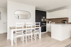 Apartamento | Cozinha privada | Um frigorífico, um micro-ondas, um forno, uma placa de cozinha 