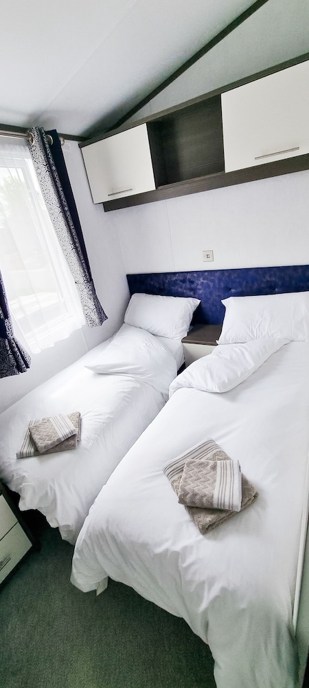 Luxury Lakeside Lodge - Fishing Lake - Pet Friendly - 5 Miles From Flamingo Land - Yorkshire