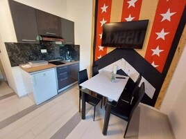 Estúdio standard, 1 quarto, para não fumantes | Cozinha privada | Geladeira grande, micro-ondas (mediante solicitação)