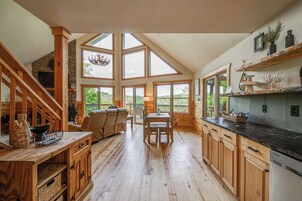 Cabine, várias camas, banheira de hidromassagem grande, vista para a montanha (Four Bear Hideaway) | Sala de estar | Televisor de ecrã plano de 42 polegadas com canais digitais, lareira