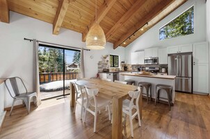 Casa, várias camas, varanda, vista para a montanha (Bright & Modern Cabin) | Cozinha privada | Geladeira, micro-ondas, fogão, cooktop