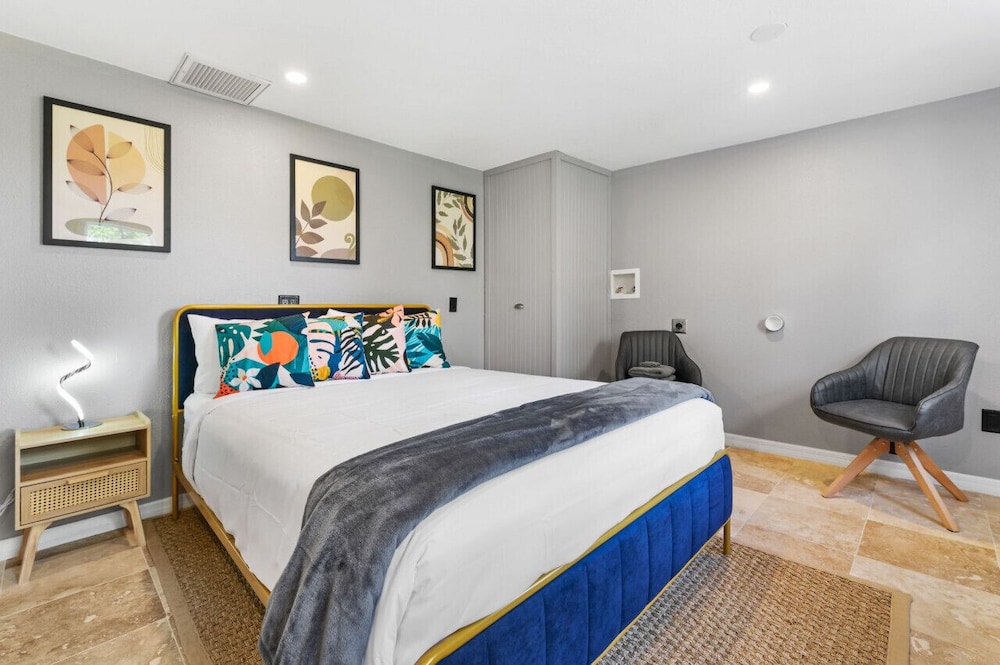#1 Tampa Waterfront Private Resort, 13br Sleeps 40+, Heated Pool, Theater - Tampa, FL