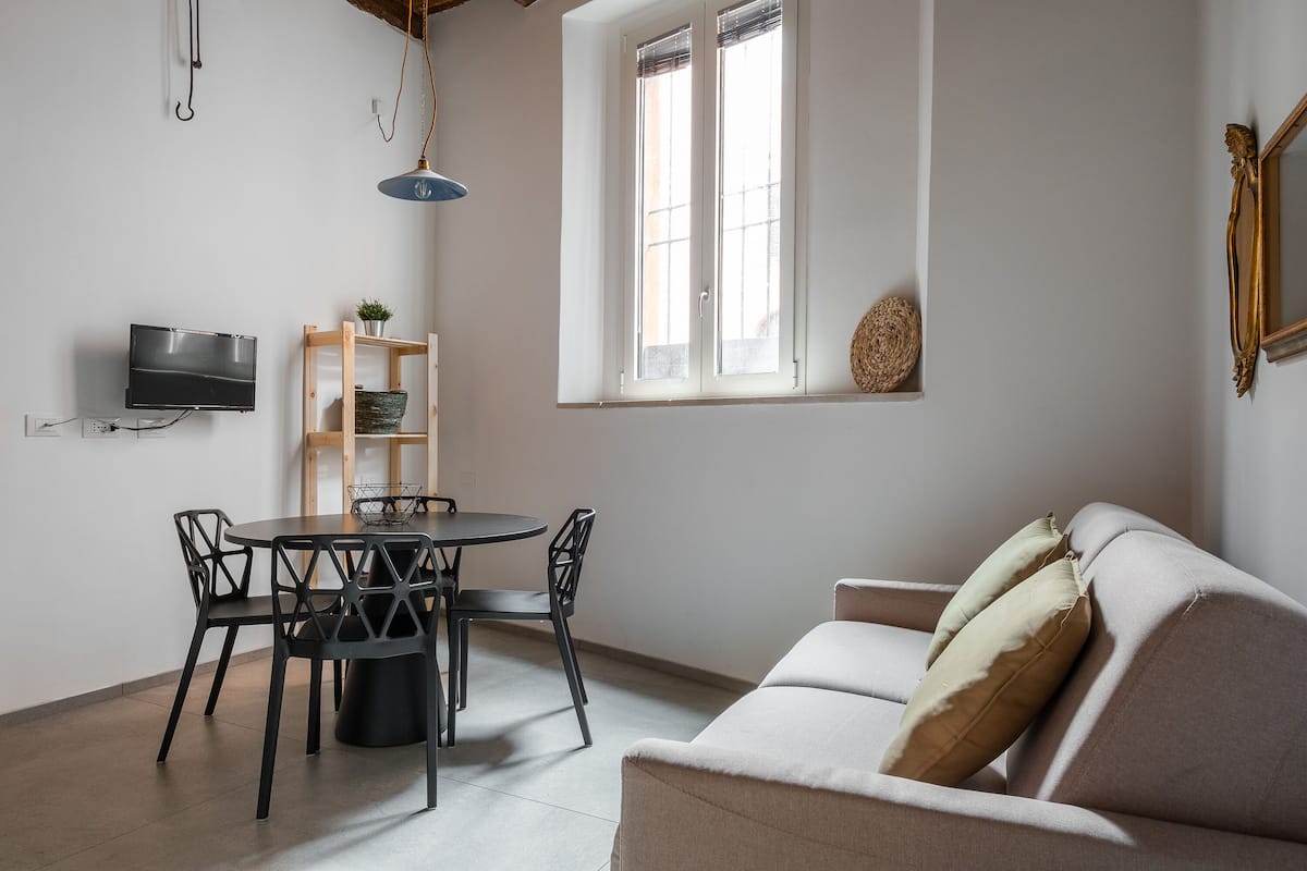 Apartamento | Sala de estar | Televisor de ecrã plano de 35 polegadas com canais digitais, televisor