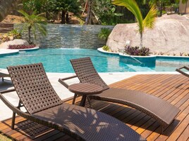 Piscina exterior, guarda-sóis, espreguiçadeiras 