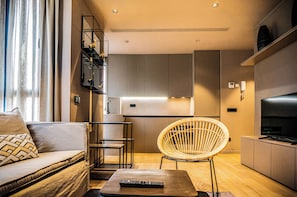 Apartamento standard | Área de estar | TV de tela plana