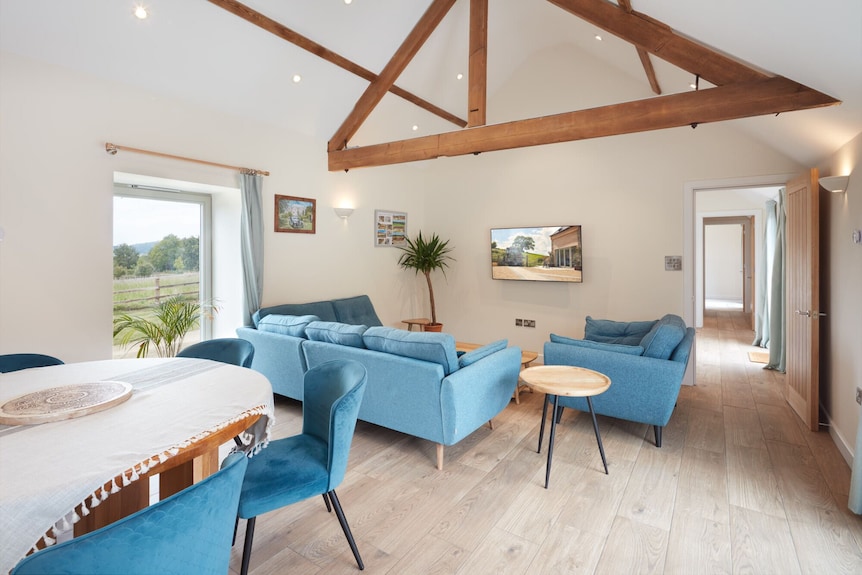 Newly Renovated Dairy Barn On Idyllic Cotswold Farm - Gloucester, UK