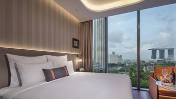 Frigobar, cofres nos quartos, escrivaninha, cortinas blackout