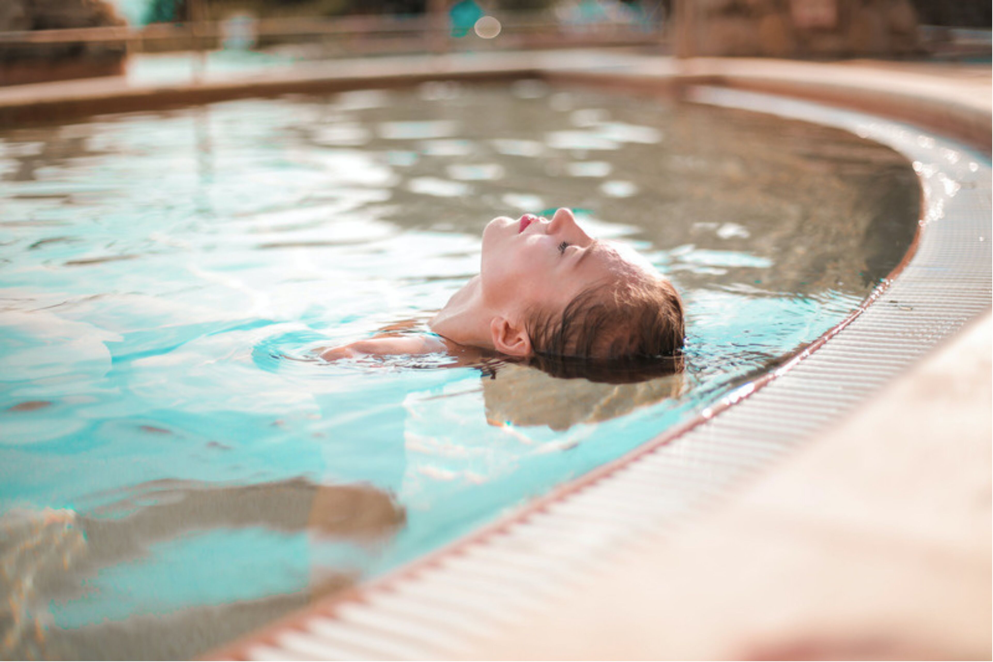 Uma pessoa deitada em uma piscina.