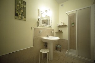 Quarto Exclusivo | Casa de banho | Um polibã, um chuveiro fixo, um secador de cabelo, um bidé 