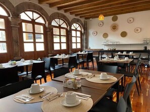 Pequeno-almoço preparado no momento diário incluído 