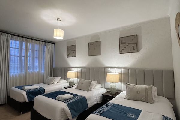 Quarto Triplo Deluxe | 1 quarto, cofre no quarto, cortinas/cortinados opacos