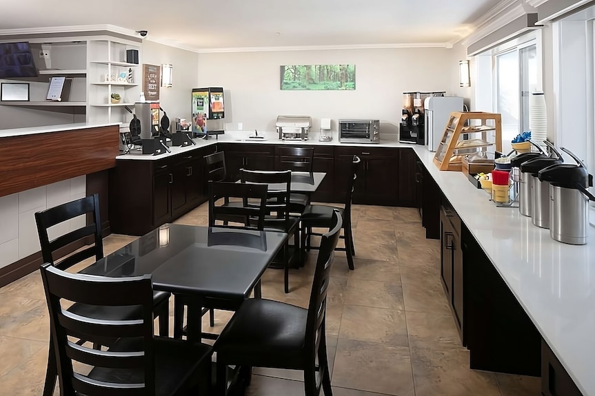 Modern King Unit Ideal For Work Related Travel! Parking, Wi-fi,breakfast - Sequim, WA