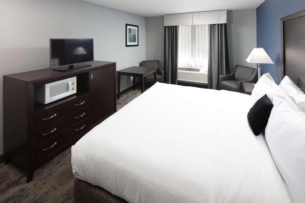 Hot Tub Unit In Red Lion Inn & Suites Sequim, Pool, Breakfast, Free Parking! - Sequim, WA