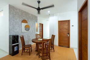 Uma cafeteira/bule, uma chaleira elétrica 