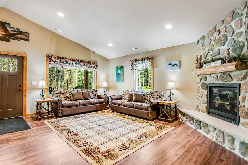 Exquisite Dog-friendly Cabins With Hot Tub, Fireplace, Patio, Grill, Central Ac, & W/d - Wisconsin