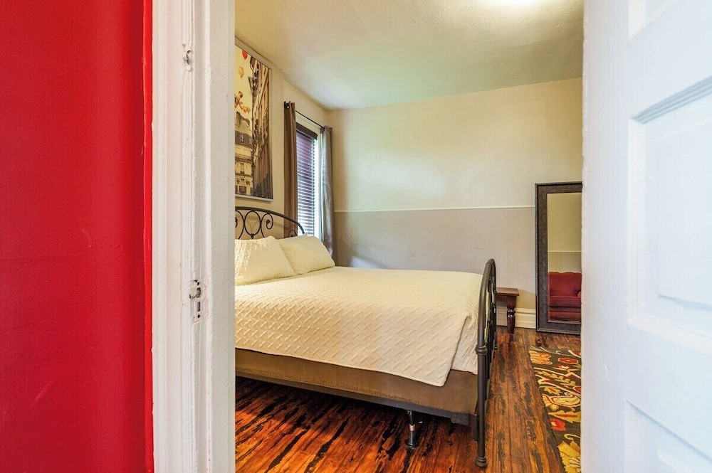 Spacious & Centrally Located Apt (Sleeps 8) - CITY PARK