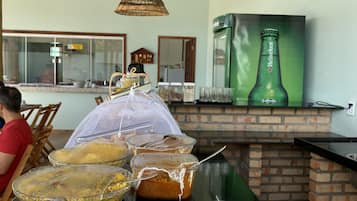 Pequeno-almoço continental diário (30 BRL por pessoa)