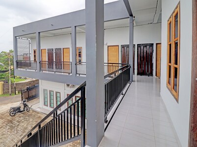 OYO 92057 Reny Kost Syariah