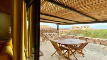 Apartamento, 2 quartos, fumadores, pátio | Refeições ao ar livre