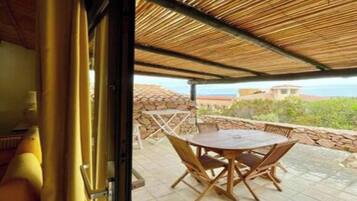 Apartamento, 2 quartos, fumadores, pátio | Refeições ao ar livre