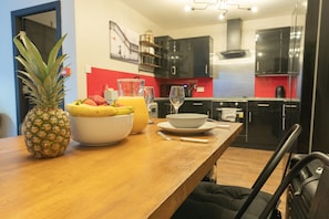 Quarto casal urbano | Cozinha compartilhada | Geladeira grande, micro-ondas, fogão, cooktop