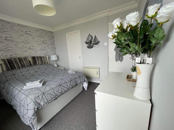 Villa - Sleeps 6 - Pets Ok - Pool - Parking - Norfolk