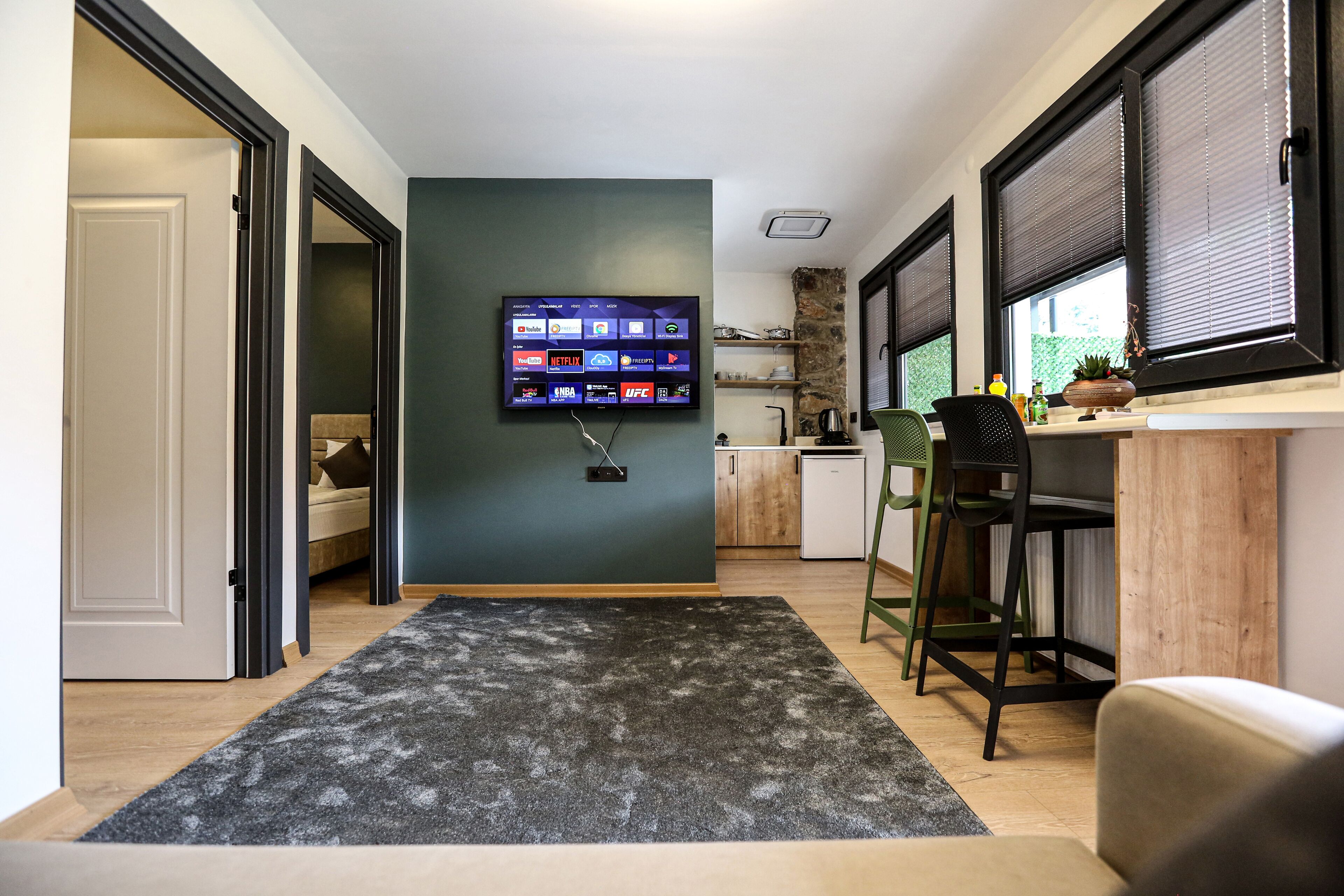 Apartamento família | Área de estar | TV LED 120 cm com canais digitais, TV, monitores de computador