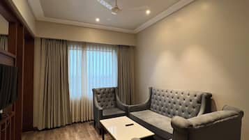 Suite Familiar | Minibar, cofre no quarto, secretária