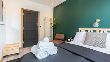 Quarto Duplo Básico | Com decoração personalizada, com mobília individualizada, Wi-fi grátis