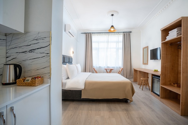 Quarto casal conforto, para não fumantes | Roupas de cama premium, espaço de trabalho para notebook