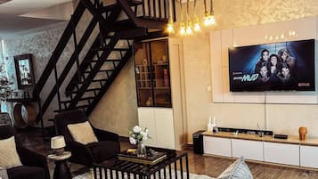 Apartamento Cidade, 2 quartos, Vista para a cidade | Sala de estar | Smart TV de 55 de polegadas com canais por cabo, televisor, Netflix