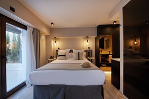 Suite Júnior, pátio | 1 quarto, roupa de alta qualidade, edredões de penas 