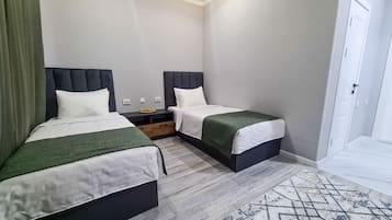 Quarto Twin Standard | Cofre no quarto, secretária