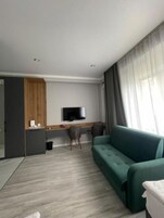 Quarto triplo standard | Cofres nos quartos, escrivaninha, espaço de trabalho para notebook